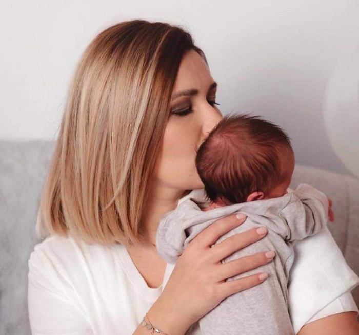 Ela Crăciun alăptează şi merge la evenimente mondene. Iată care este ...