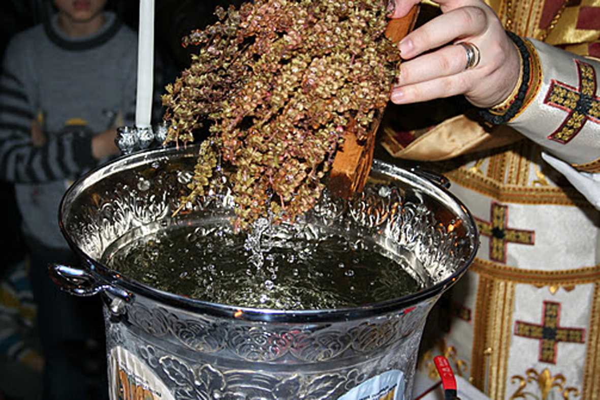 Aghiasma Mare. Ce înseamnă și ce este bine să faci cu apa sfințită de ...