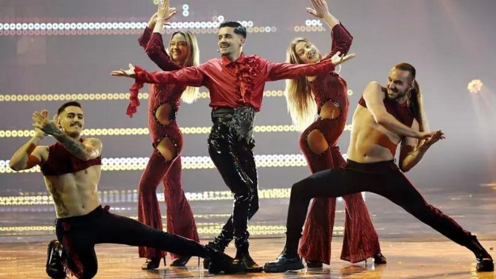 România s-a calificat în finala Eurovision 2022. Toată sala a cântat și ... România s-a calificat în finala Eurovision 2022. Toată sala a cântat și ...