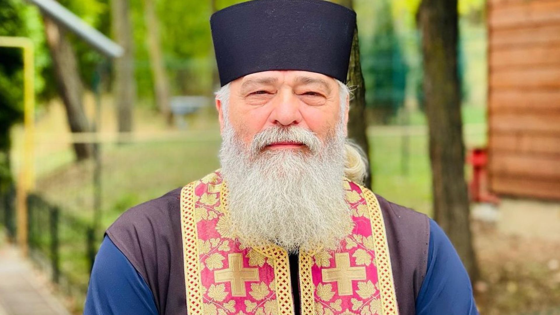 Cine este părintele Calistrat Chifan. Preotul filmat când lovește o ...