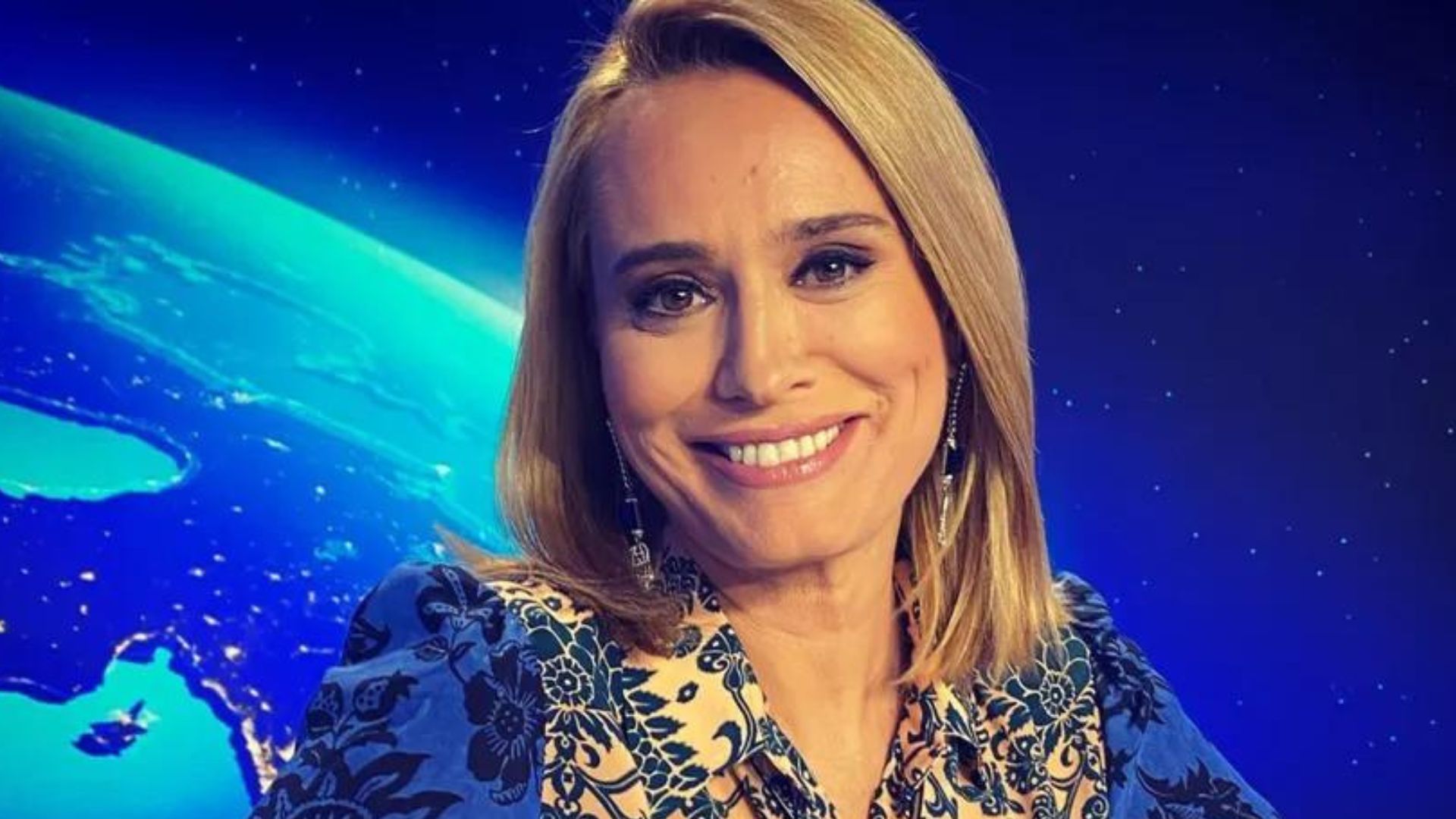 Cum s-au îmbrăcat Andreea Esca, Andra și Jojo la Revelionul PRO TV ...