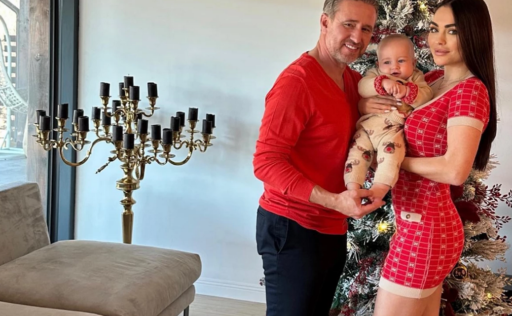 Cum s-au fotografiat Laurențiu Reghecampf, Corina Caciuc și fiul lor, lângă brad. Iubita ...