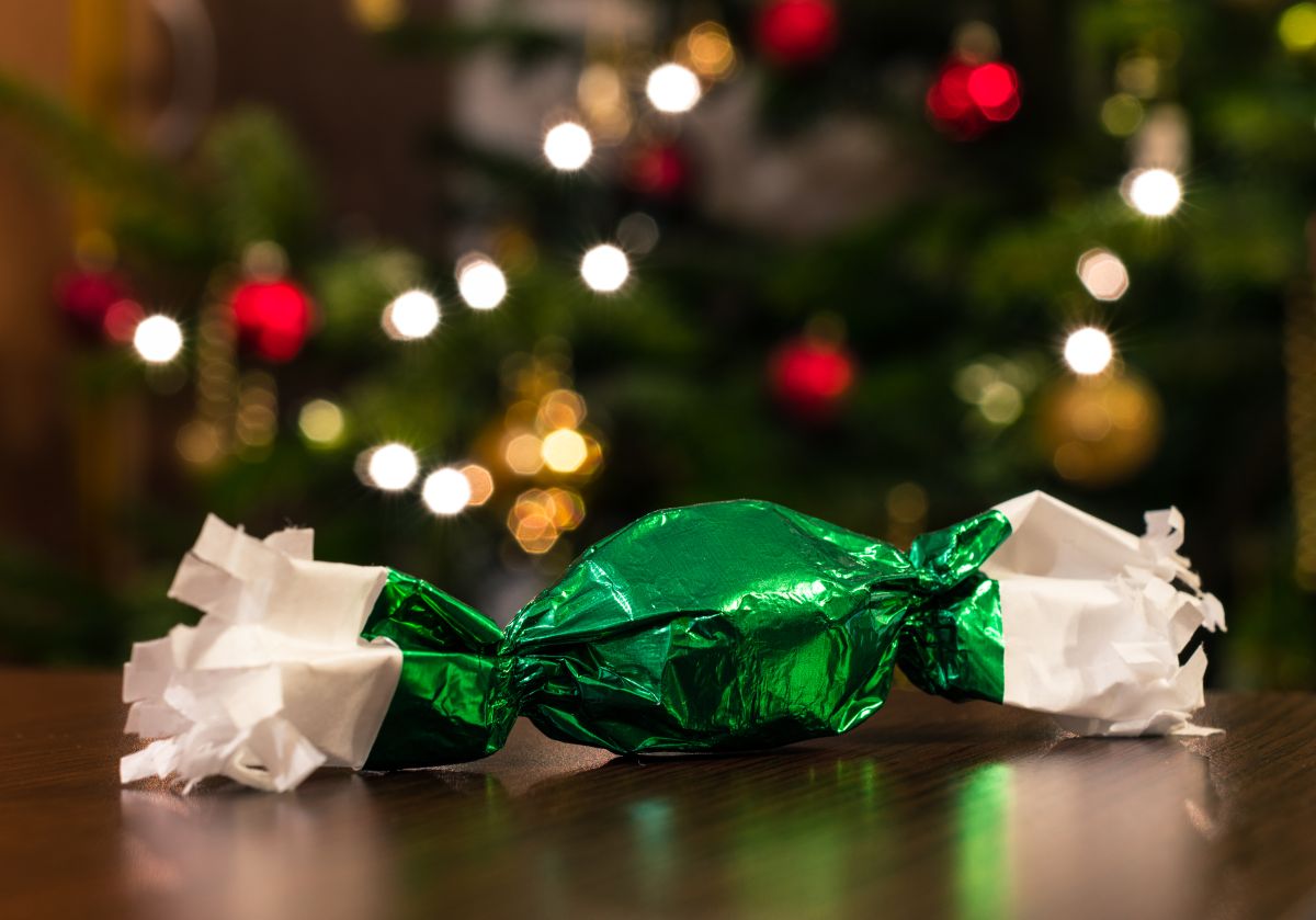 Tradiția bomboanelor din bradul de Crăciun are la origine o poveste de ...