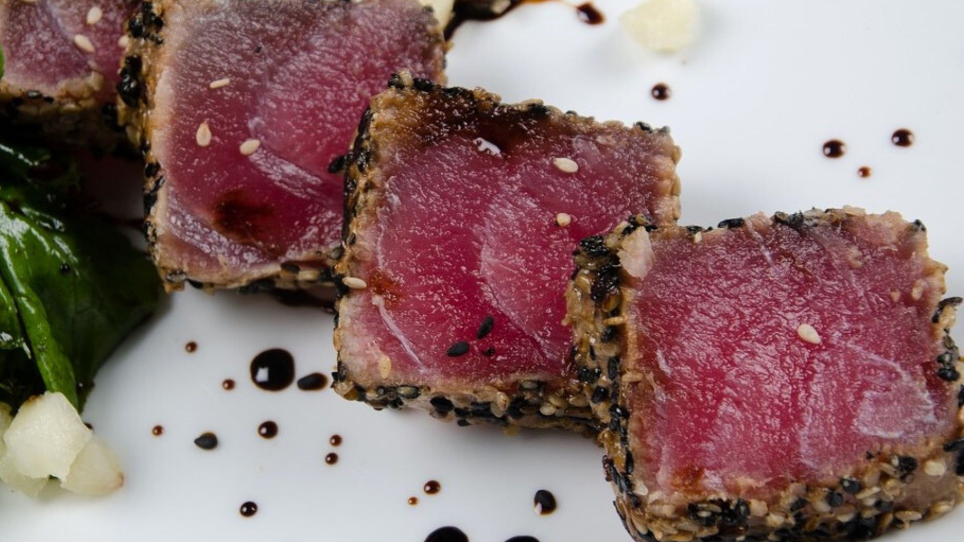 Rețetă de ton roșu în crustă de susan și mac | Viva.ro