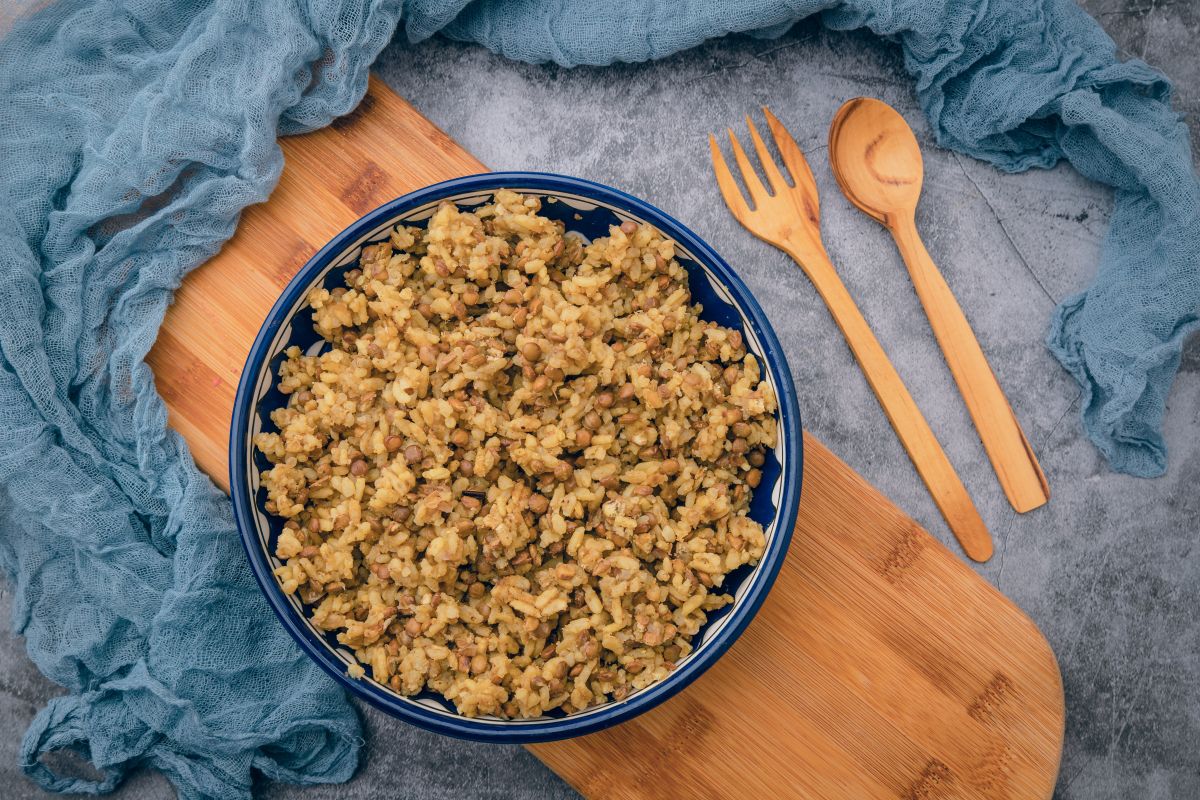 Rețetă de Mujadara, mâncare tradițională libaneză de linte cu orez și ceapă caramelizată | Viva.ro